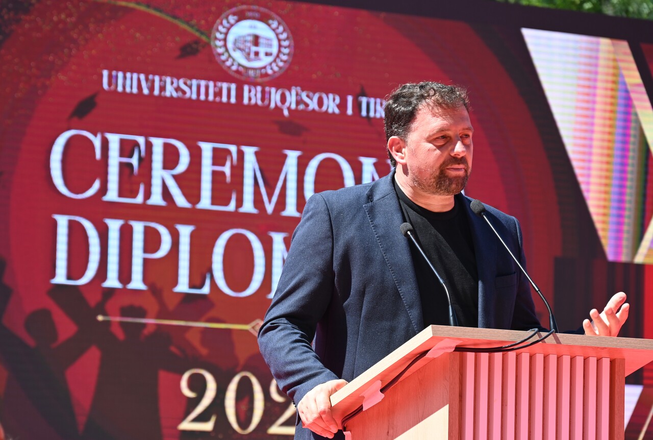 Ceremonia e diplomimit, 1500 studentë diplomohen në UBT mes emocionesh ...